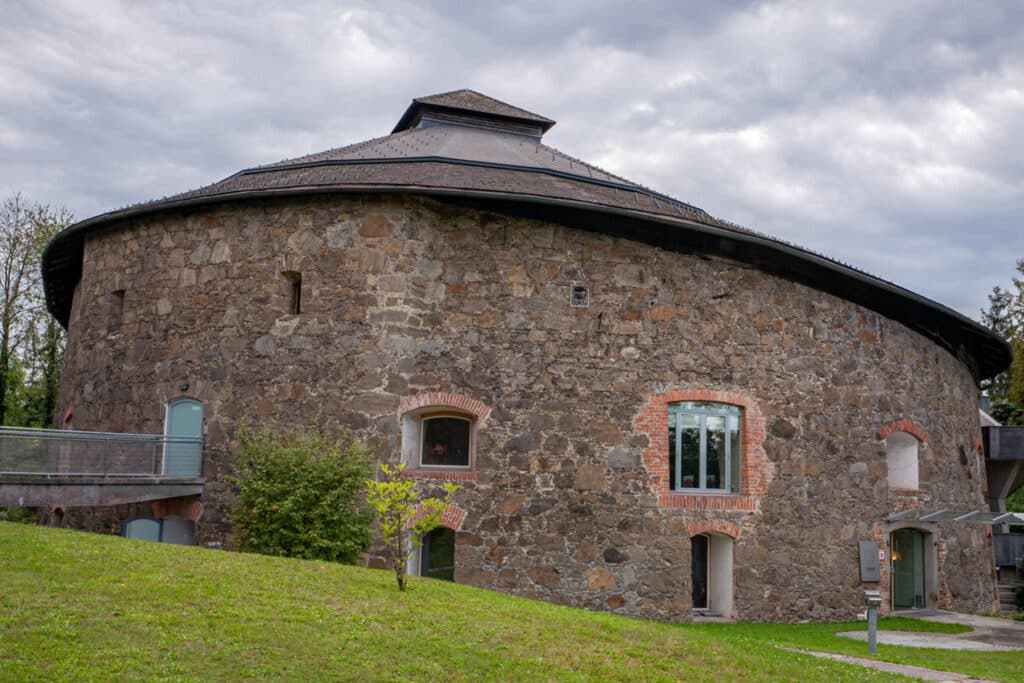 Turm 9 - Stadtmuseum Leonding: Nähe und Distanz - SIMsKultur